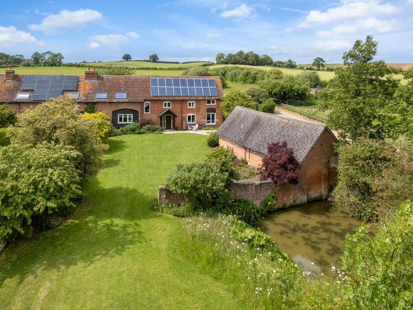 4 Bed, 2 Bath Property For Sale in Heath End, Snitterfield, CV37 0PP